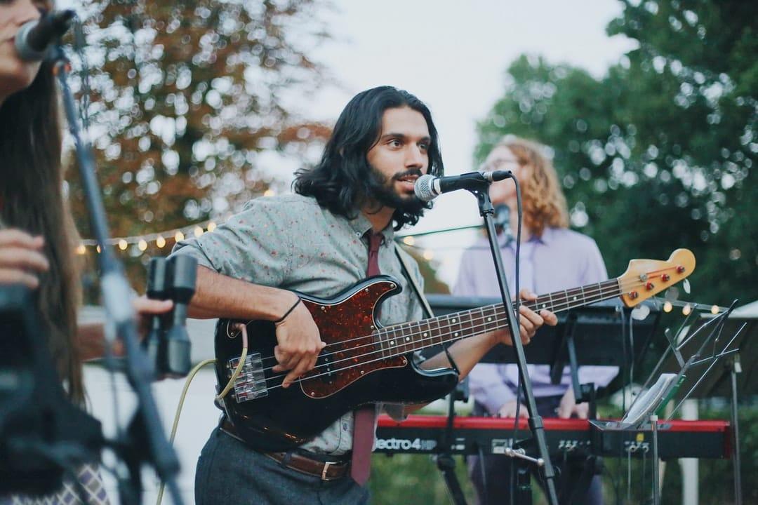 ¿Cuál es el Papel del Bajista en un Grupo de Música?